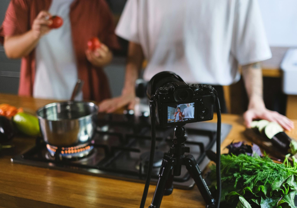 Why Vloggers Should Try Multi-Camera Production — Clideo